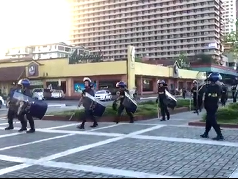 Video: Apat na bus na puno ng Anti-riot police, dumating sa Roxas Blvd ...