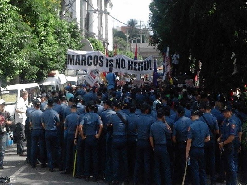 Mga grupong pabor at tutol sa hero’s burial kay Marcos nagkaharap-harap ... Mga grupong pabor at tutol sa hero’s burial kay Marcos nagkaharap-harap ...