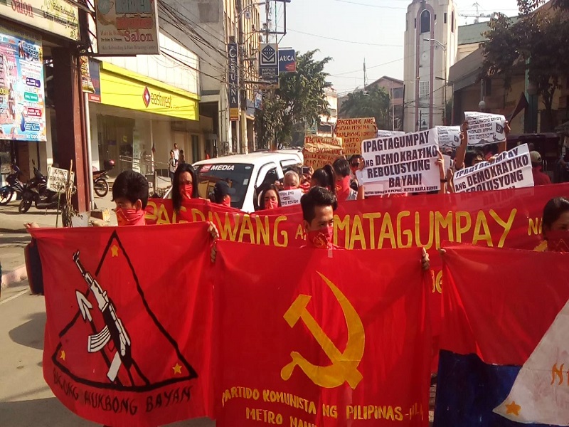 Watch: Mga miyembro ng NPA, nagsagawa ng lightning rally sa Mendiola ...
