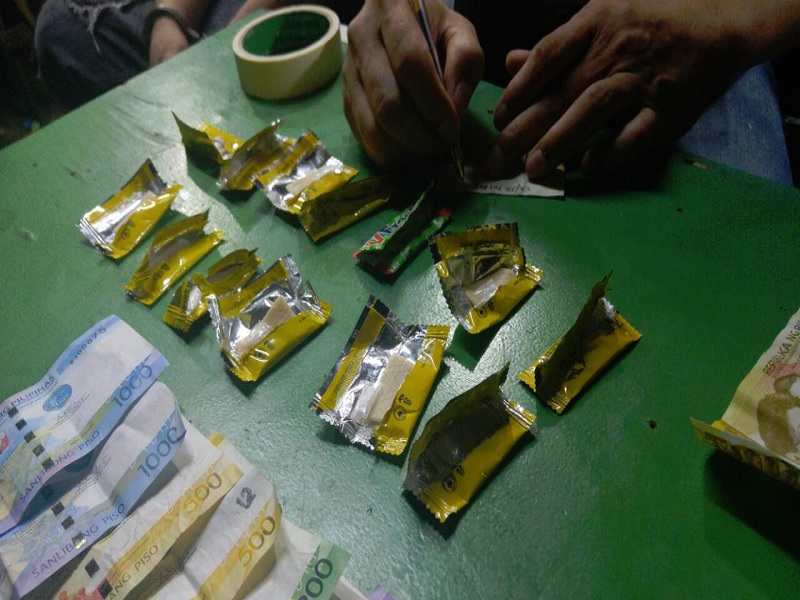 WATCH: Bagong istilo ng mga pusher, shabu isiniksik sa chewing gum sa ...