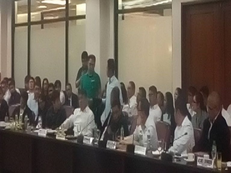 Mga taga-Customs na naakusahang tumatanggap ng suhol kanya-kanyang ...