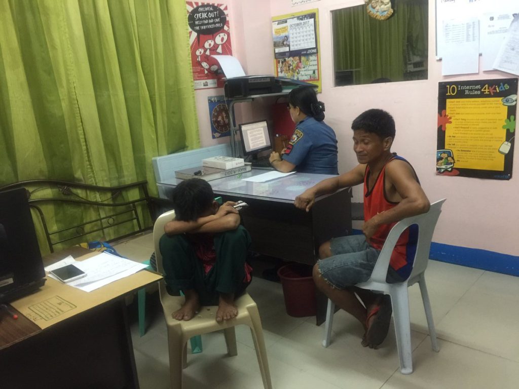 Dose anyos na bata, sugatan matapos paghahampasin ng tabo ng lasing na ... Dose anyos na bata, sugatan matapos paghahampasin ng tabo ng lasing na ...