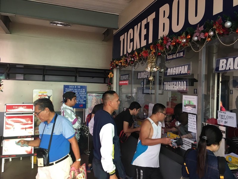 Mga pasahero, nagsisimula nang dumagsa sa mga terminal ng bus para sa ... Mga pasahero, nagsisimula nang dumagsa sa mga terminal ng bus para sa ...