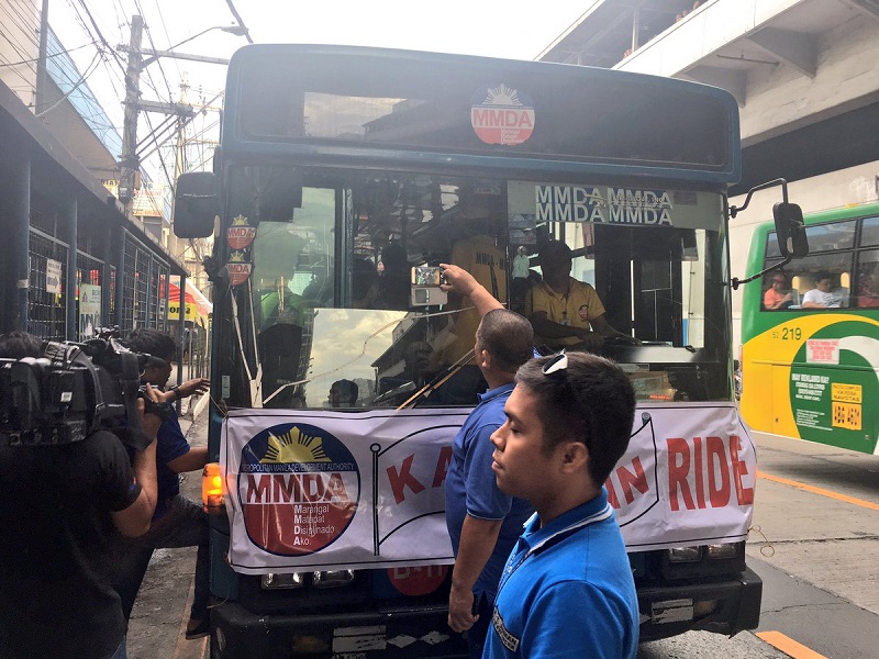 MMDA bus na nag-alok ng libreng sakay sa mga pasahero ng MRT, na-traffic sa EDSA | DZIQ Radyo ...