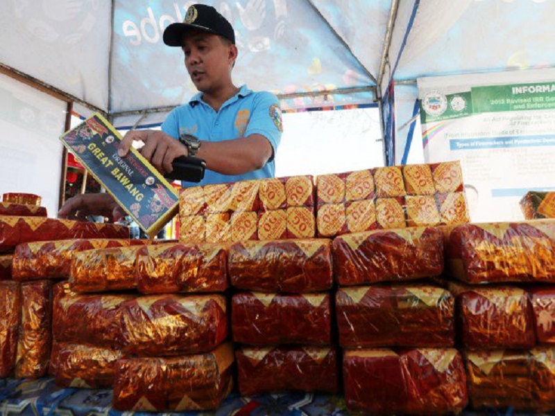 PNP nag-inspeksyon sa tindahan ng mga paputok sa Bocaue, Bulacan | DZIQ Radyo Inquirer 990AM