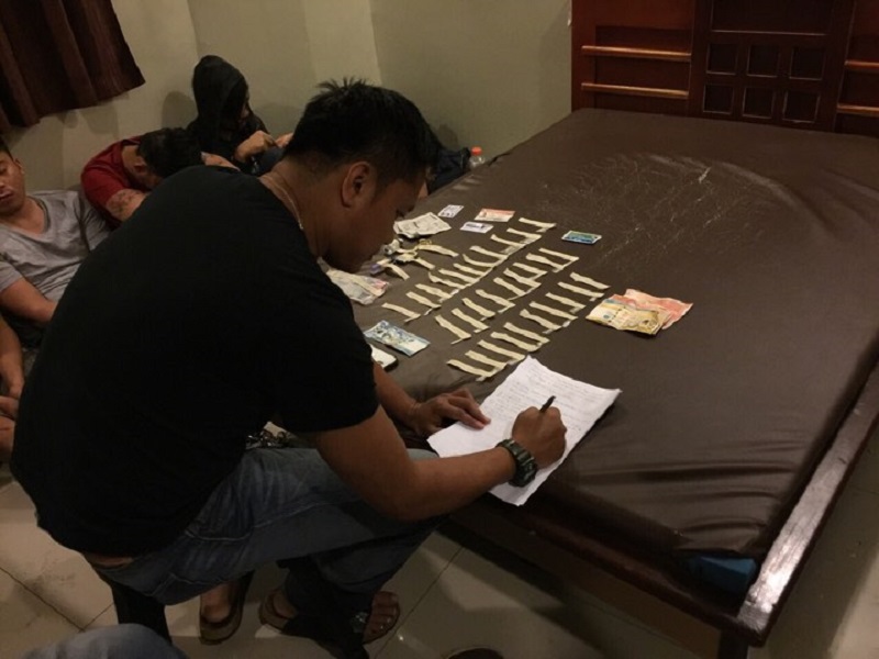10 lalaki, arestado sa buy-bust operation sa isang motel sa Cubao ... 10 lalaki, arestado sa buy-bust operation sa isang motel sa Cubao ...