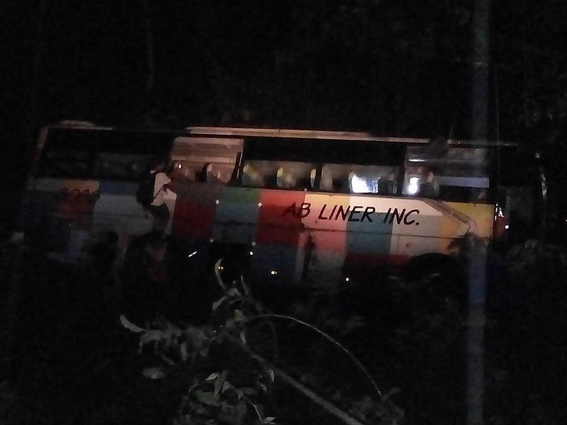 Pampasaherong bus nahulog sa bangin sa Quezon, 10 ang sugatan | DZIQ ... Pampasaherong bus nahulog sa bangin sa Quezon, 10 ang sugatan | DZIQ ...