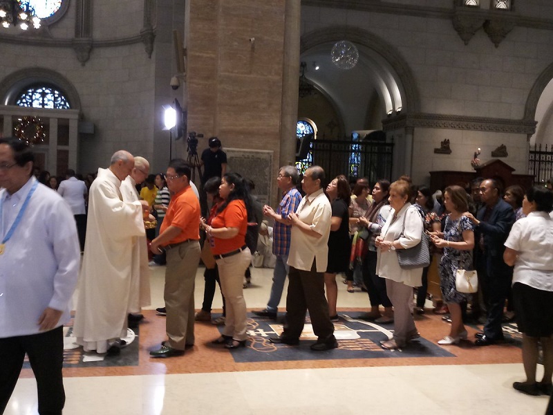 Mga katoliko ginunita ang Feast of the Immaculate Conception ngayong ...