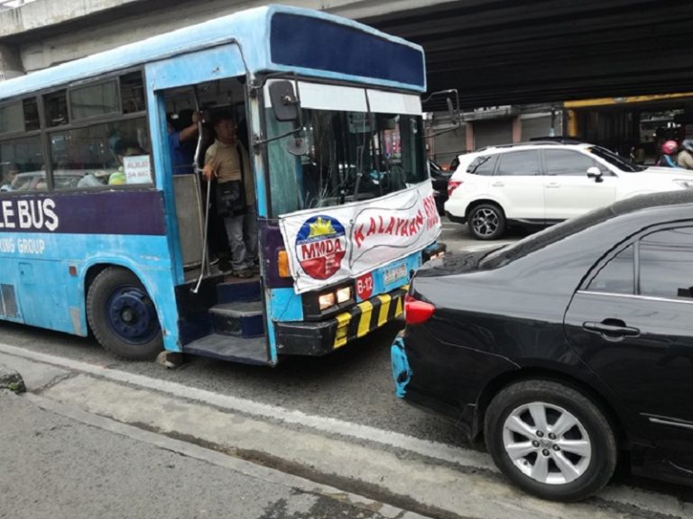 MMDA bus, nakasagi ng isang kotse sa EDSA-Kamuning | DZIQ Radyo ...