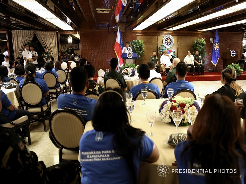 Mga sumukong babaeng rebelde pinangakuan ni Pangulong Duterte na ...