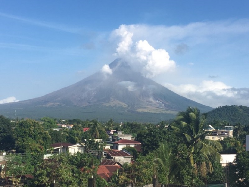 Aktibidad ng Bulkang Mayon muling dumalas simula kahapon hanggang ...