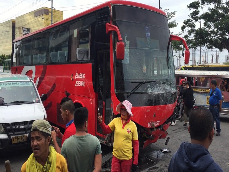 Bus inararo ang 10 sasakyan sa Baclaran, 30 ang sugatan | DZIQ Radyo ...
