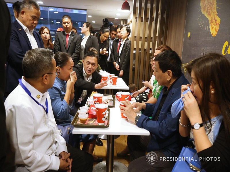 LOOK: Pangulong Duterte kumain sa isang fast food sa Hong Kong | DZIQ ...