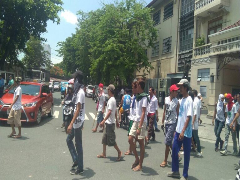 Demolisyon sa mga bahay sa Real Street, Intramuros Maynila tinutulan ng ... Demolisyon sa mga bahay sa Real Street, Intramuros Maynila tinutulan ng ...