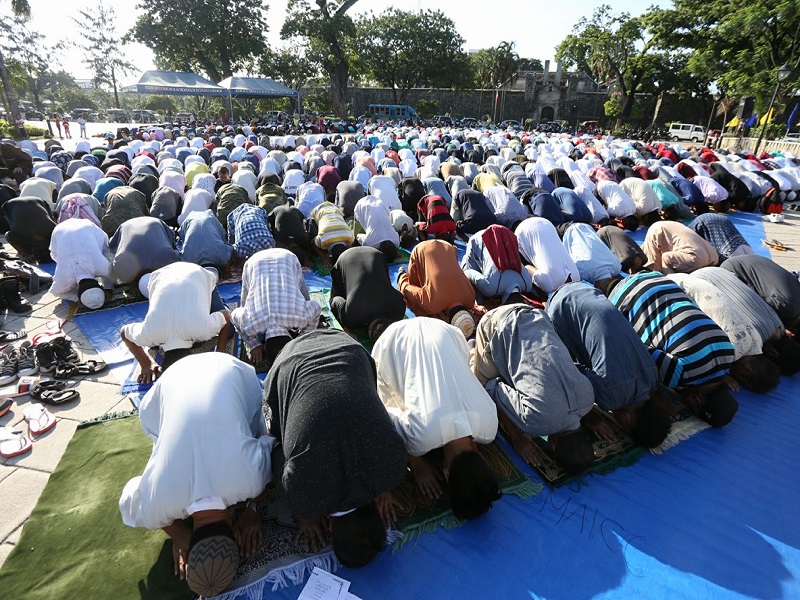 Mga Muslim sa Cebu City nagtipon-tipon para sa congregation prayer ...