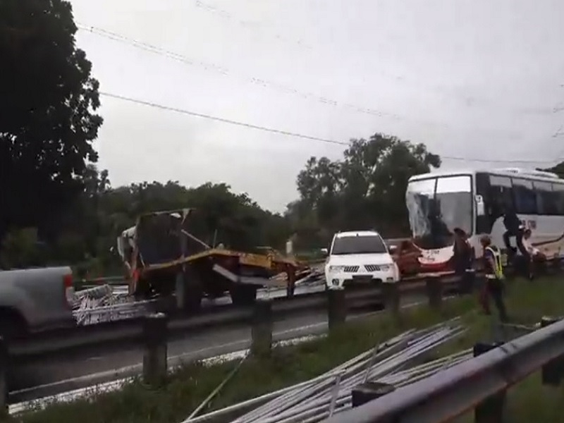 Truck at bus nagkabanggaan sa NLEX, ilan ang nasugatan | DZIQ Radyo ...