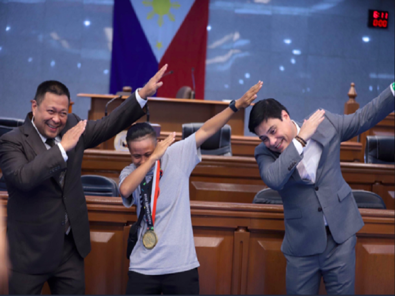 LOOK: Gold medalist Margielyn Didal, nag-dab pose kasama ang dalawang ...