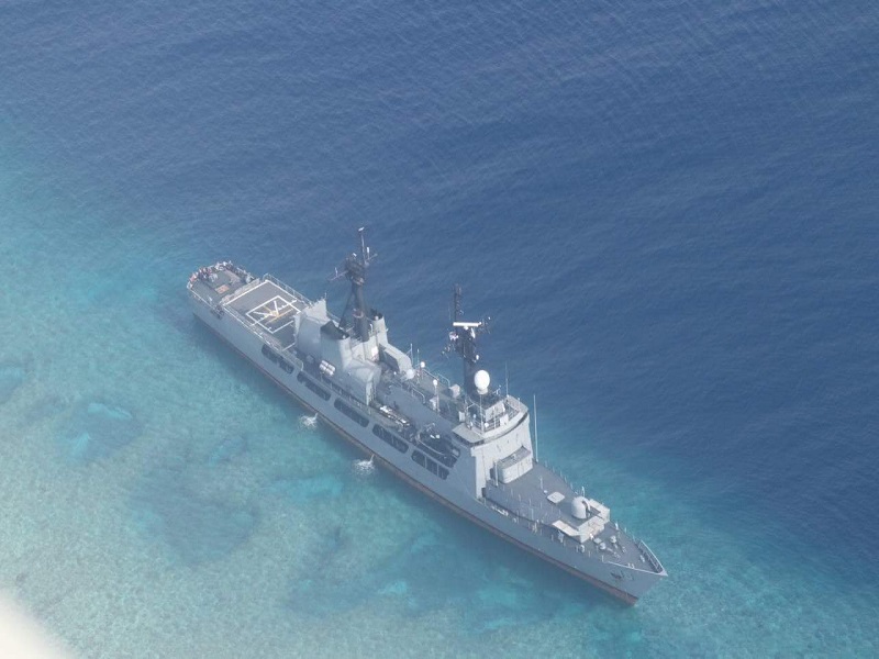Coast Guard personnel tutulong sa pag-alis ng sumadsad na Navy frigate ... Coast Guard personnel tutulong sa pag-alis ng sumadsad na Navy frigate ...