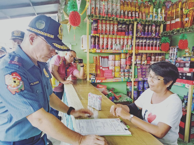 LOOK: PNP chief Albayalde nag-inspeksyon sa mga tindahan ng paputok sa Bocaue | DZIQ Radyo ...