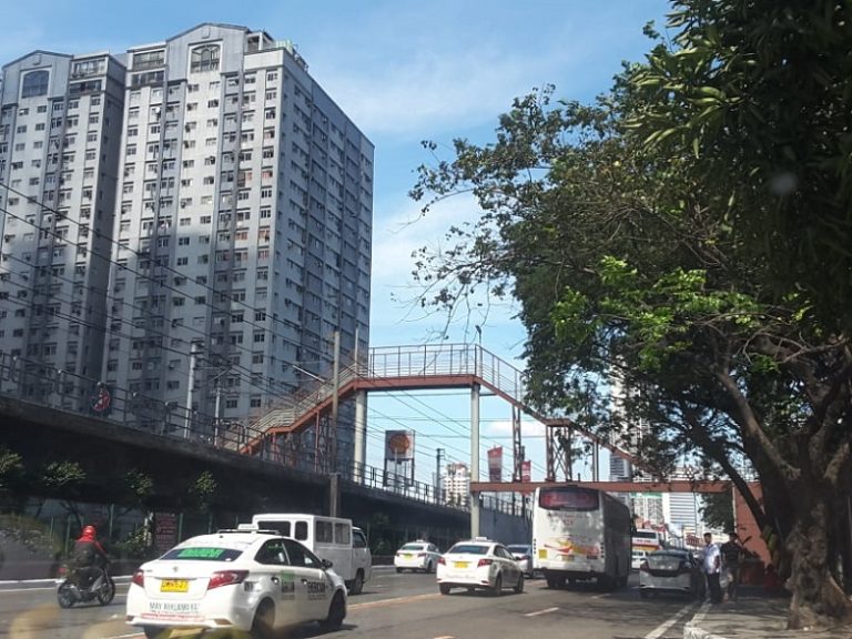Footbridge sa EDSA-Kamuning na tinaguriang "stairway to heaven" dahil ...