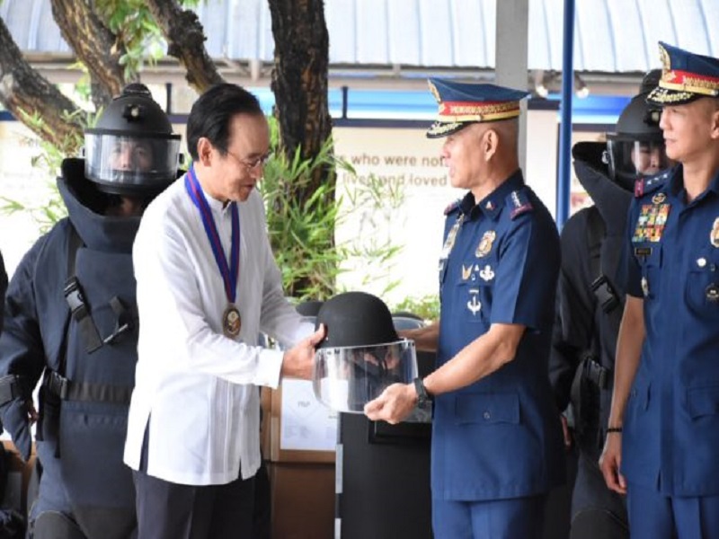 PNP, nakatanggap ng bomb suits, shields at helmet mula Japan | DZIQ ...