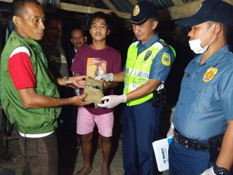 Isa pang bloke ng cocaine nakita sa Perez, Quezon | DZIQ Radyo Inquirer ...