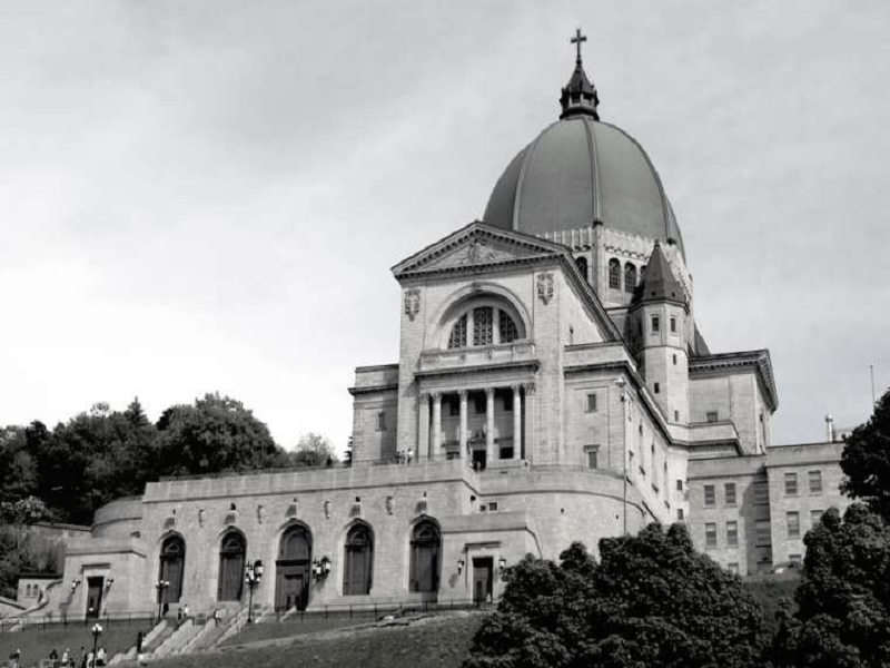 Pari sugatan matapos saksakin habang nagmimisa sa Canada | DZIQ Radyo ...