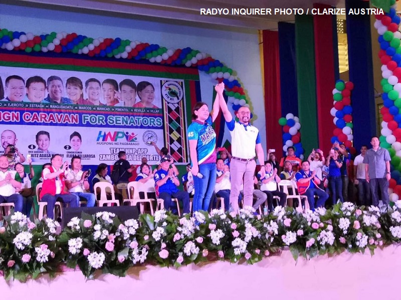Sara Duterte itinaas ang kamay ng mga kandidato ng Hugpong ng Pagbabago ... Sara Duterte itinaas ang kamay ng mga kandidato ng Hugpong ng Pagbabago ...