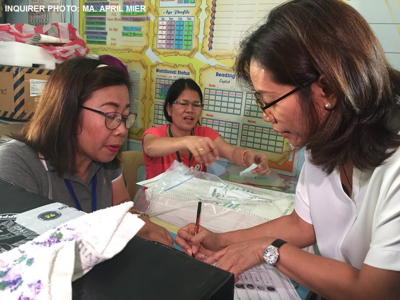 Biyuda ni Ako Bicol Party list Rep. Rodel Batocabe bumoto na | DZIQ ...