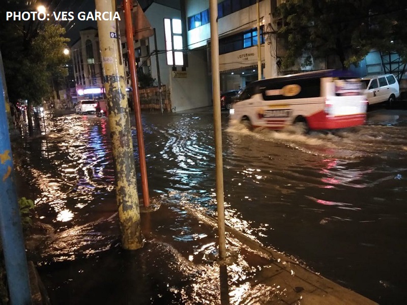 WATCH: Metro Manila binaha dahil sa biglaang buhos ng ulan kagabi; maraming motorista inumaga sa ...