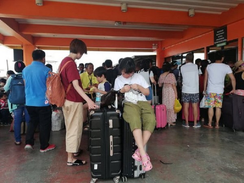 Stranded na mga pasahero sa mga pantalan dahil sa Bagyong Falcon ... Stranded na mga pasahero sa mga pantalan dahil sa Bagyong Falcon ...