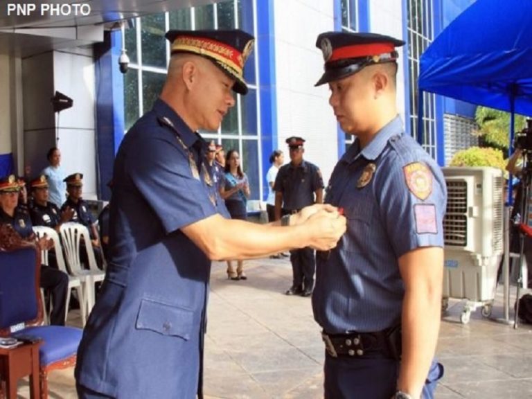 Pulis na tumulong sa pag-aresto sa isang snatcher sa Ermita, Maynila ... Pulis na tumulong sa pag-aresto sa isang snatcher sa Ermita, Maynila ...