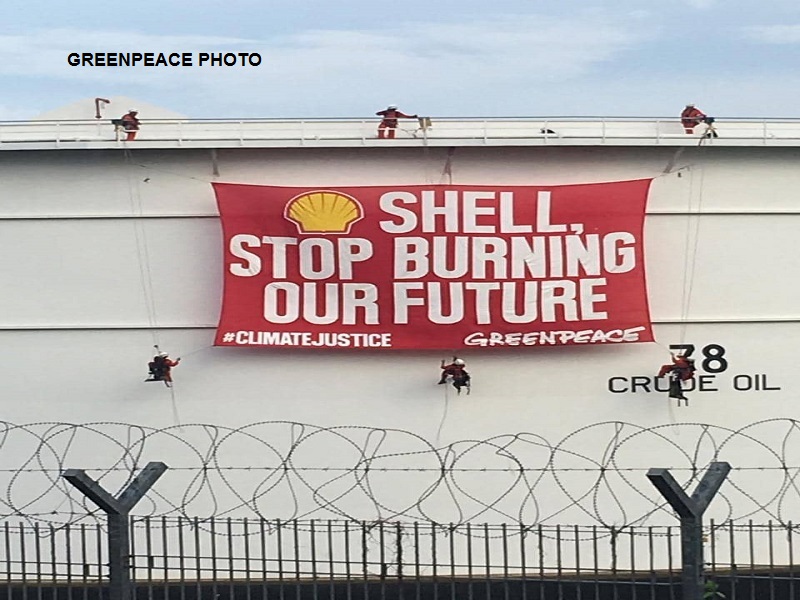 Mga miyembro ng environmental group na Greenpeace nagbarikada sa Shell ...