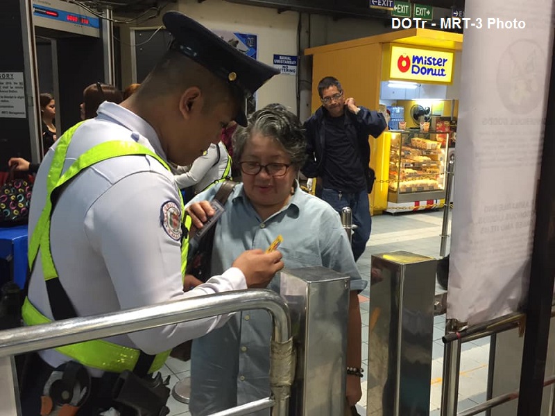 LOOK: Mga lolo at lola nakinabang na sa unang araw ng libreng sakay sa ... LOOK: Mga lolo at lola nakinabang na sa unang araw ng libreng sakay sa ...