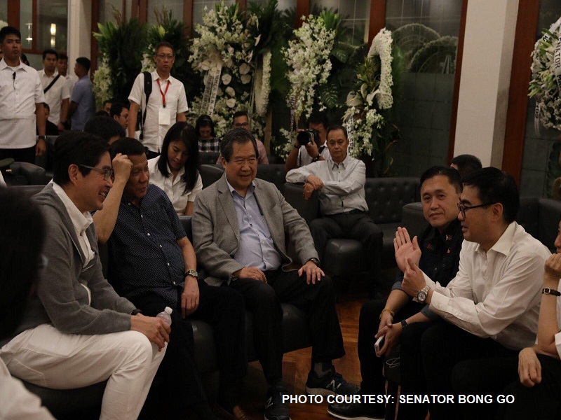 Pangulong Duterte dumalaw sa burol nina Lucio 'Bong' Go Tan Jr. at John ...