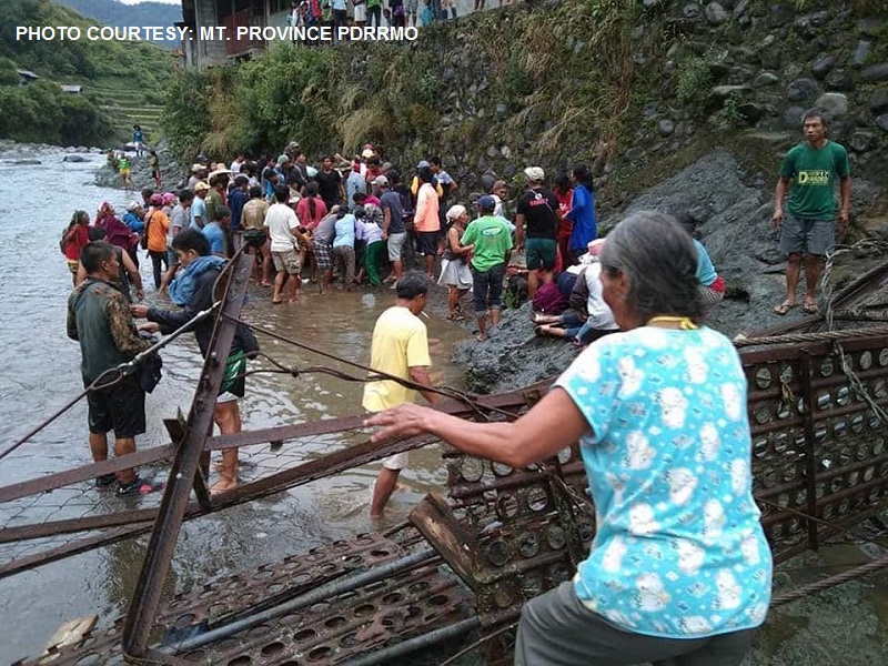 11 sugatan sa pagguho ng hanging bridge sa Mt. Province | DZIQ Radyo ...