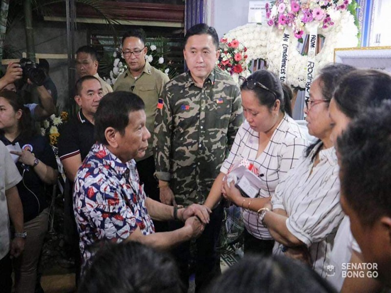 Duterte bumisita sa burol ng pulis na dinapaan ang bomba sa Misamis ... Duterte bumisita sa burol ng pulis na dinapaan ang bomba sa Misamis ...