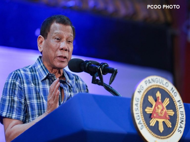 Pangulong Duterte, sinuway ang ipinatupad na ‘no touch policy' ng PSG | DZIQ Radyo Inquirer 990AM