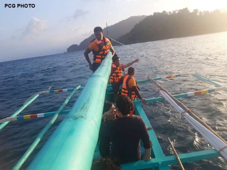 3 sakay ng lumubog na bangka sa Catanduanes, nailigtas ng PCG | DZIQ Radyo Inquirer 990AM