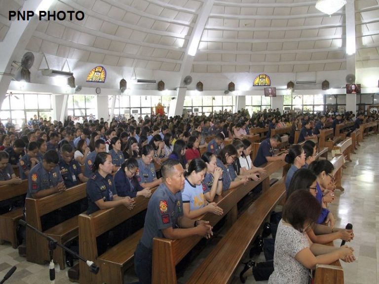 LOOK: Prayer vigil idinadaos sa St. Joseph Chapel sa PNP headquarters ...