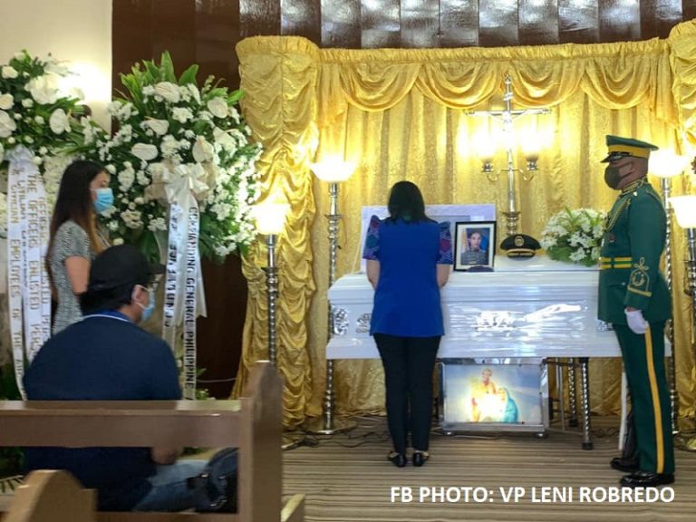 LOOK: VP Leni Robredo bumisita sa burol ng tatlong sundalo na nasawi sa ... LOOK: VP Leni Robredo bumisita sa burol ng tatlong sundalo na nasawi sa ...