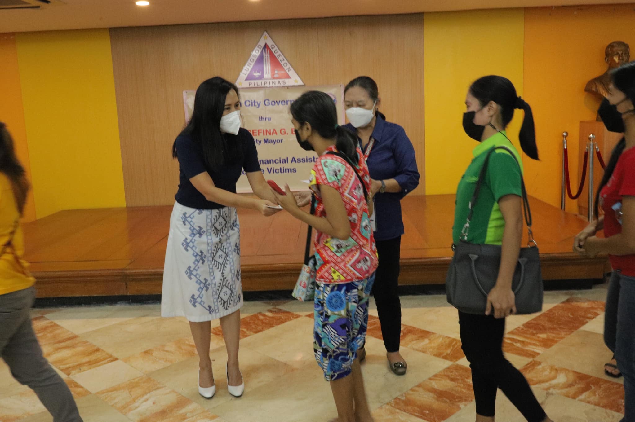 P5,000 ayuda sa mga anak ng indigent solo parent, ipinamahagi ni Mayor ...