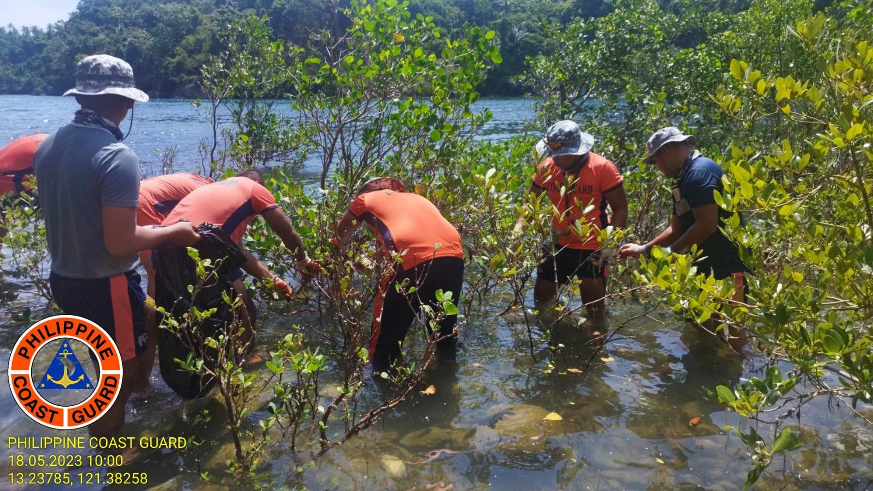 PCG, BFAR vessels binomba ng water cannon ng China | DZIQ Radyo ...