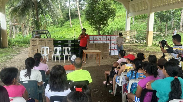 Mga apektadong residente dahil sa bakbakan ng AFP at NPA, tinulungan ng DSWD | DZIQ Radyo ...