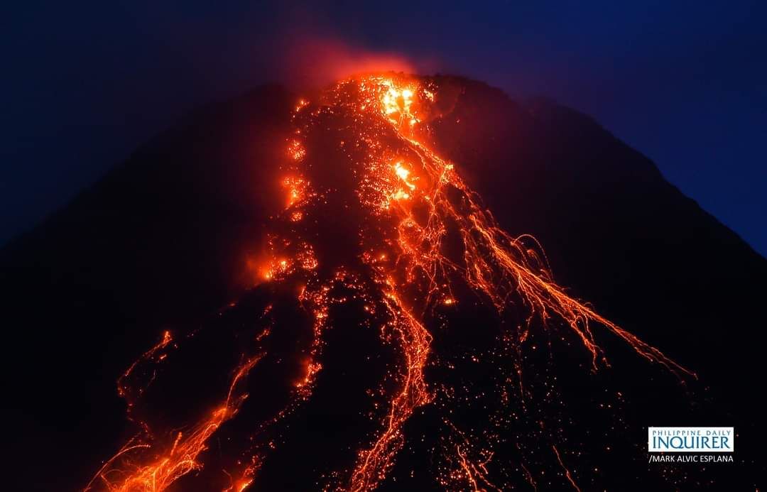 Lava mula sa Bulkang Mayon patuloy ang pagdaloy | DZIQ Radyo Inquirer 990AM