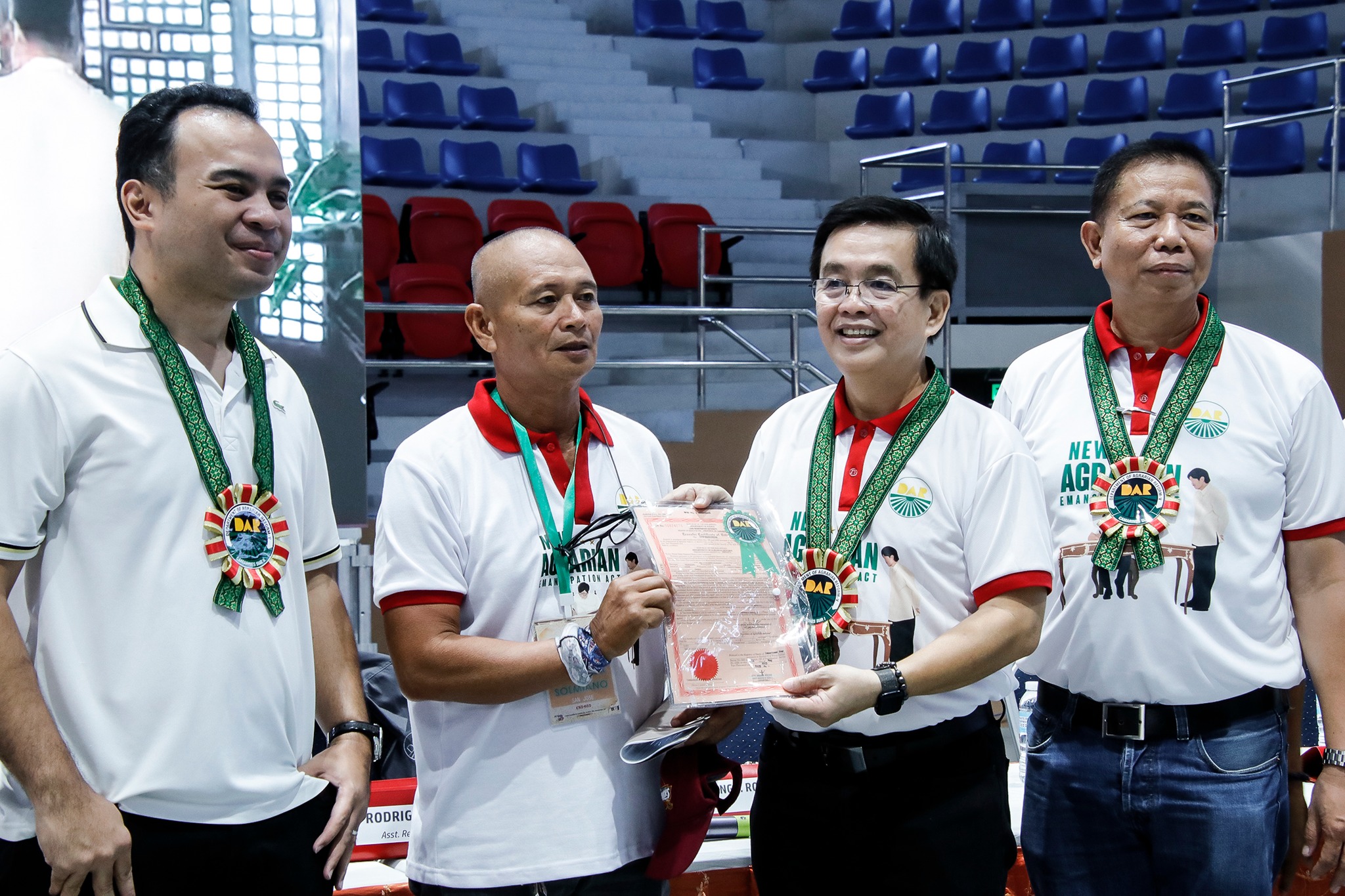 1,172 magsasaka sa Bicol nabiyayaan ng DAR ng land titles | DZIQ Radyo ...